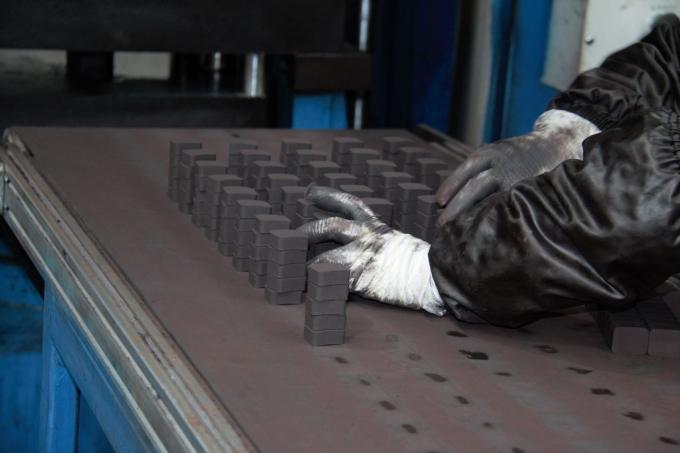 Permanent ferrite magnets ferrite production process --Compression moulding